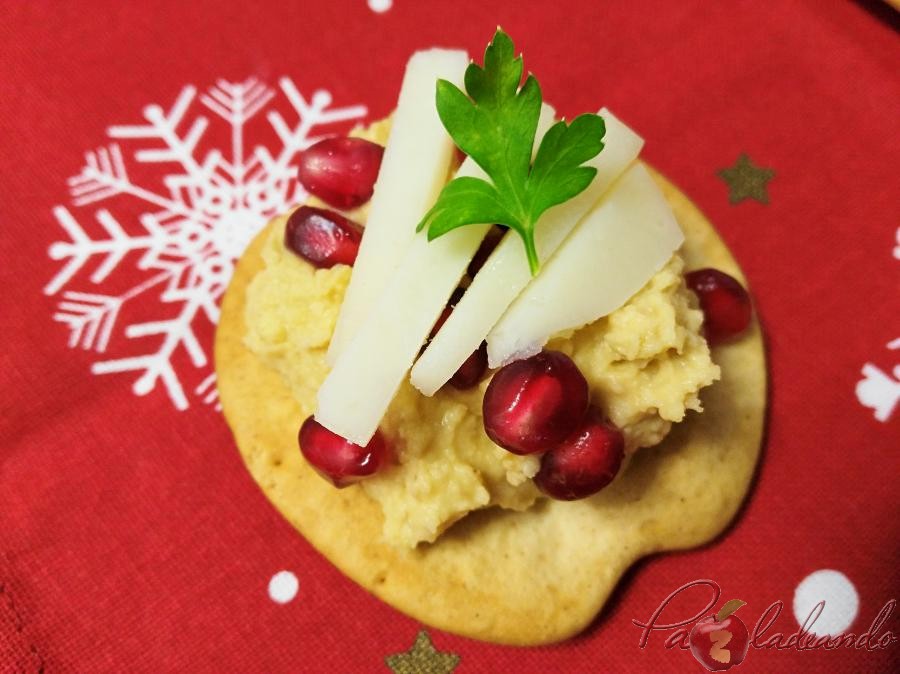 CANAPÉS DE HUMMUS Y QUESO TIERNO DE OVEJA CON GRANADA - PaZladeando ...